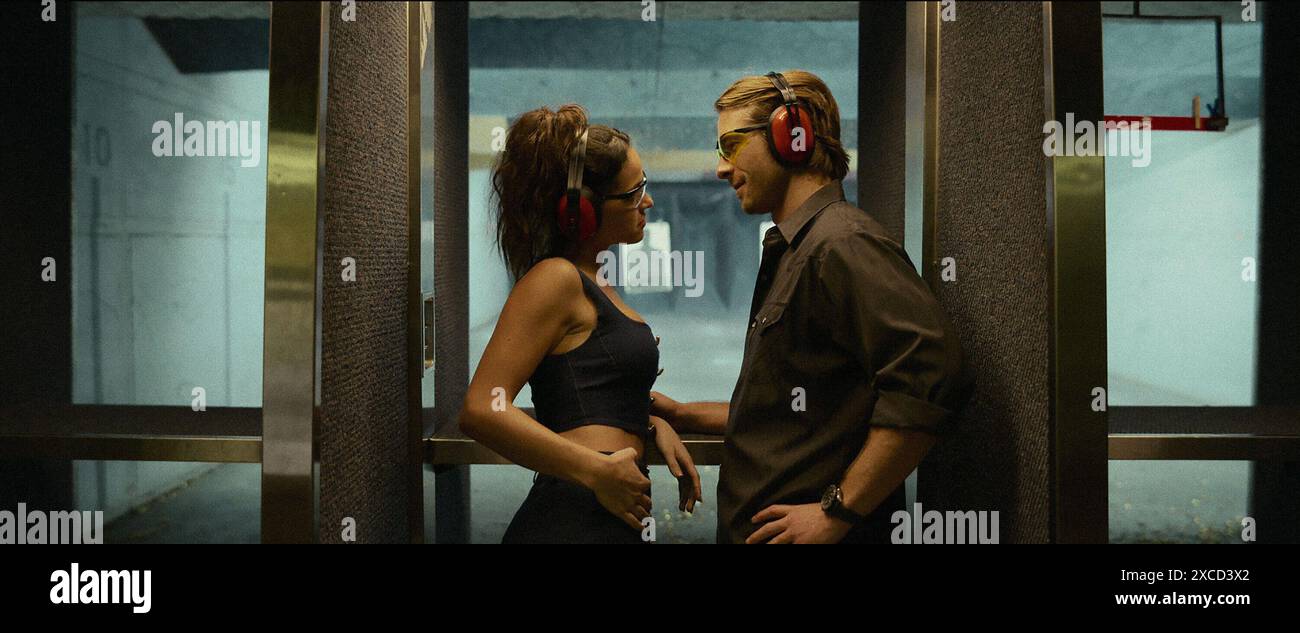GLEN POWELL und ADRIA ARJONA in HIT MAN (2023) unter der Regie von ...