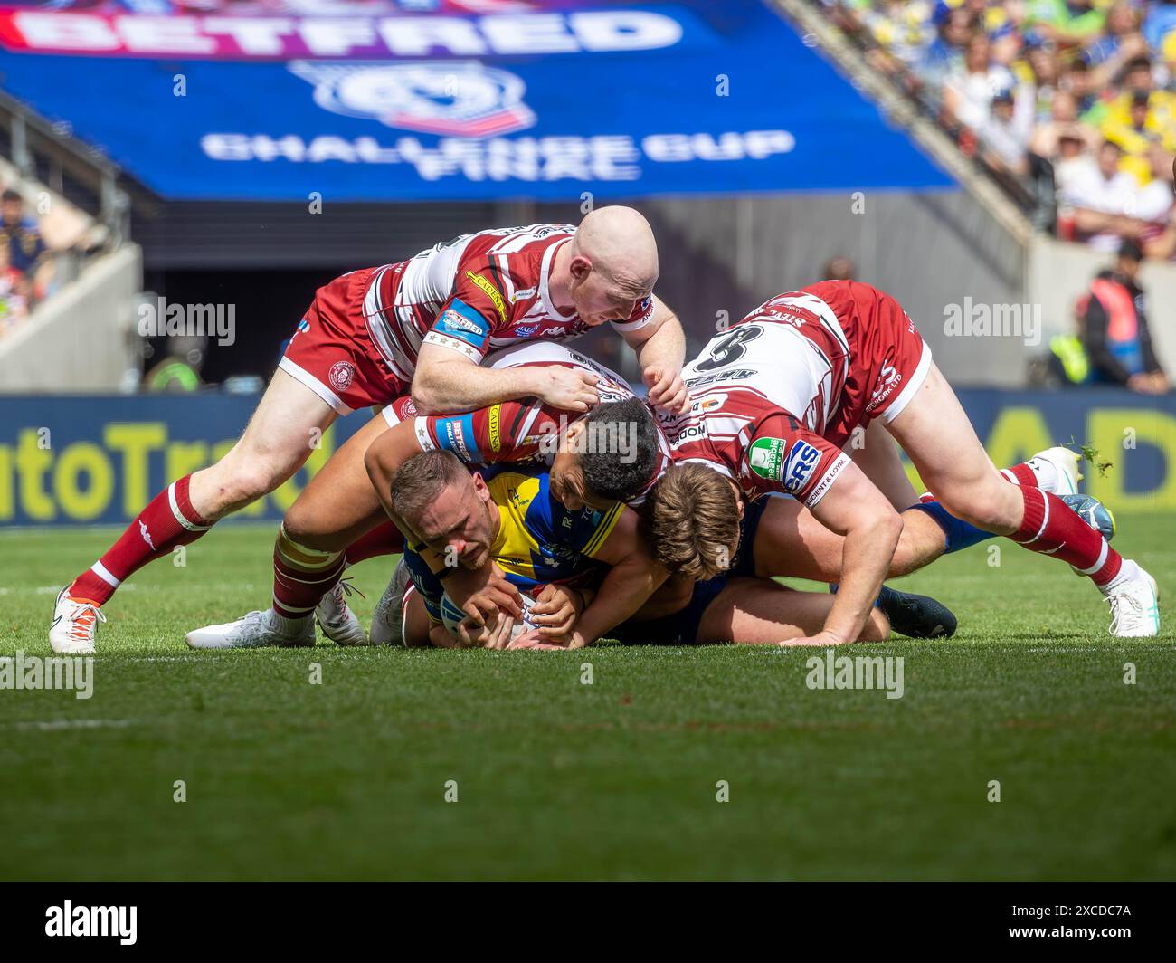 Das Finale Des Betfred Challenge Cups 2024. Ben Currie hat Liam Farrell ...