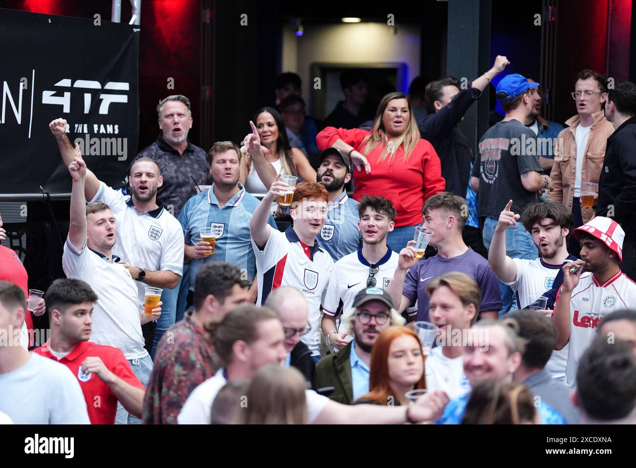 Fans im 4theFans Greenwich Fan Park in London sehen sich das Spiel der ...