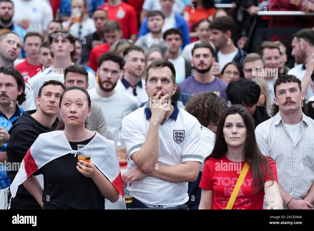 Fans im 4theFans Greenwich Fan Park in London sehen sich das Spiel der ...