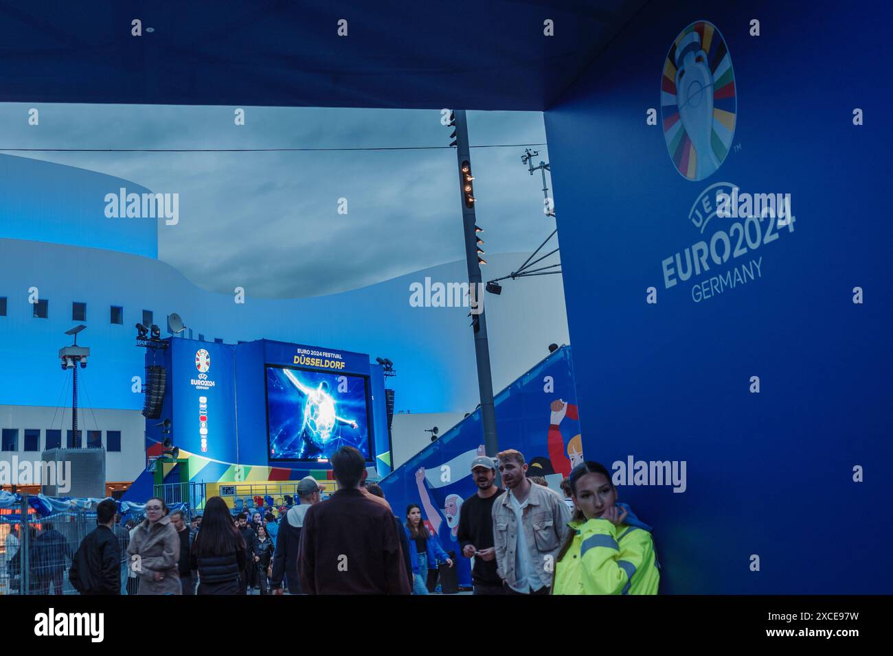 Düsseldorf, Deutschland - 16. JUNI 2024: Bei der EM 2024 genießen die Menschen Live-Fußball im ...