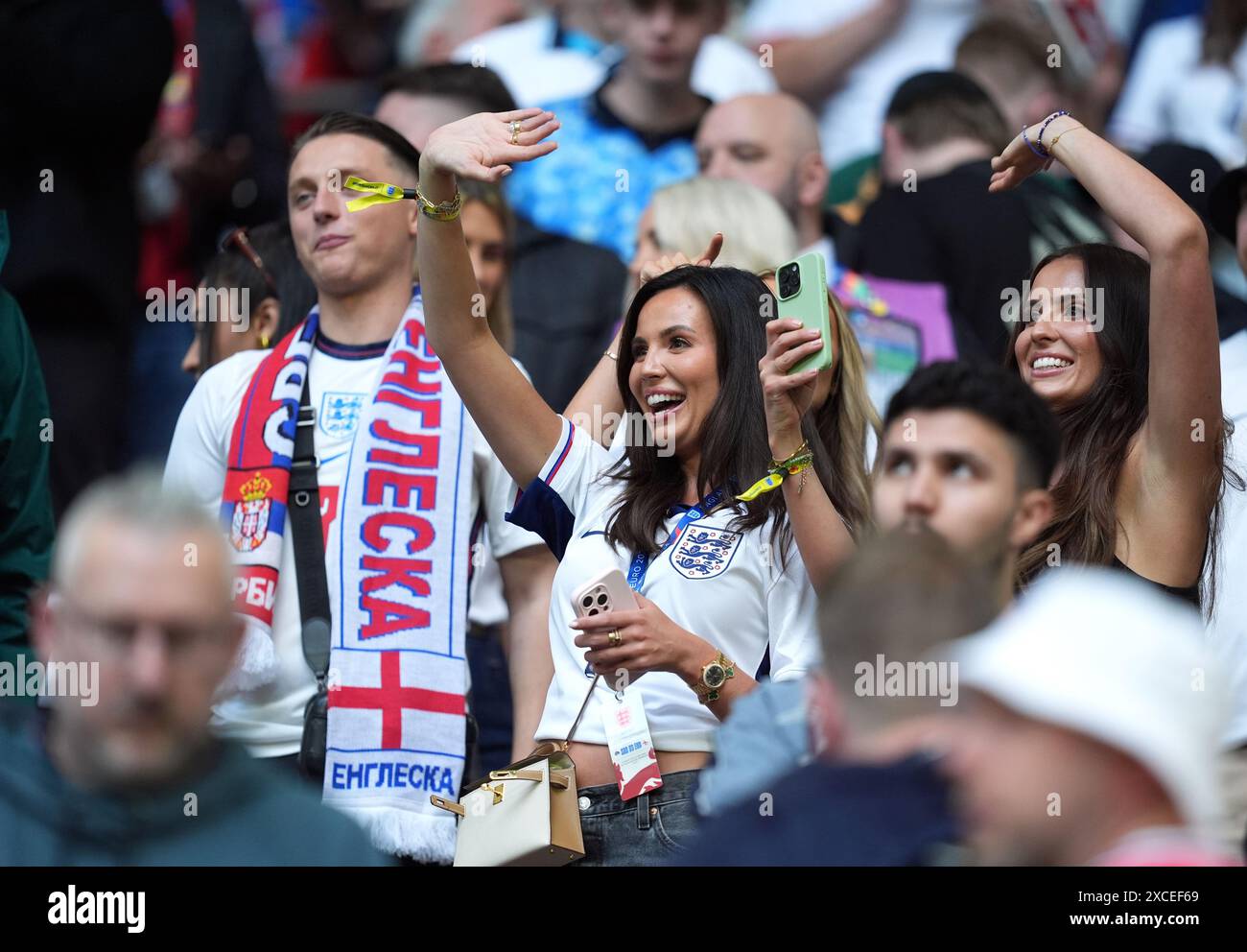 Ellie Alderson, Partnerin der Englands Ollie Watkins, in der Arena ...