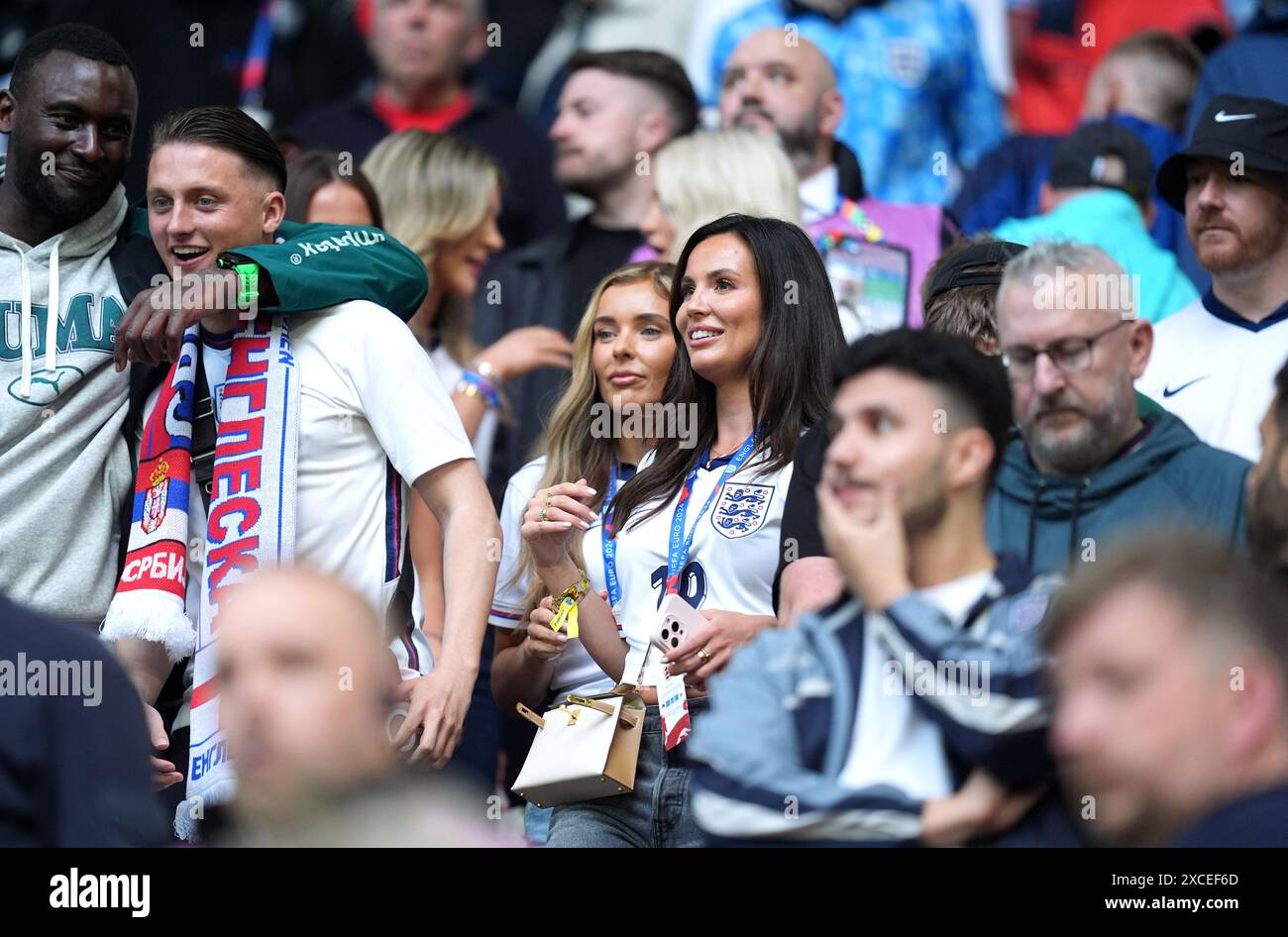 Ellie Alderson, Partnerin der Englands Ollie Watkins, in der Arena ...