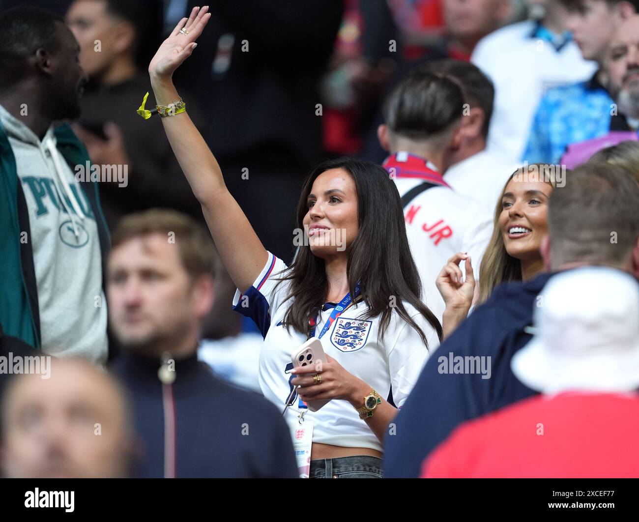 Ellie Alderson, Partnerin der Englands Ollie Watkins, in der Arena ...