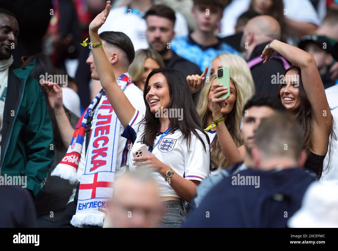 Ellie Alderson, Partnerin der Englands Ollie Watkins, in der Arena ...