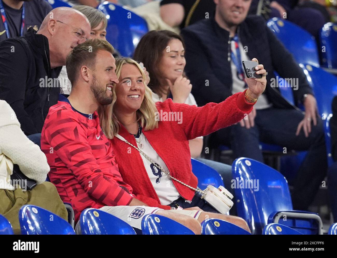 Der Engländer Harry Kane mit seiner Frau Kate Goodland nach dem ...