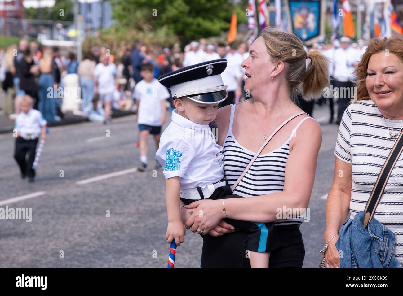 Das junge Mitglied der Ulster Grenadiers Flöte Band bekommt während der ...