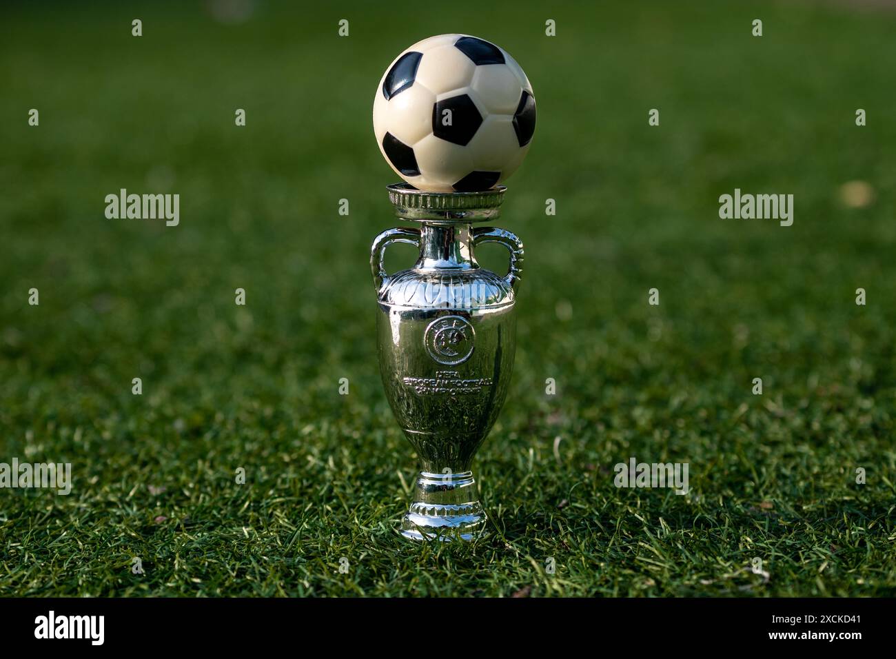 14. Juni 2024, Berlin, Deutschland. Der Pokal der Fußball ...