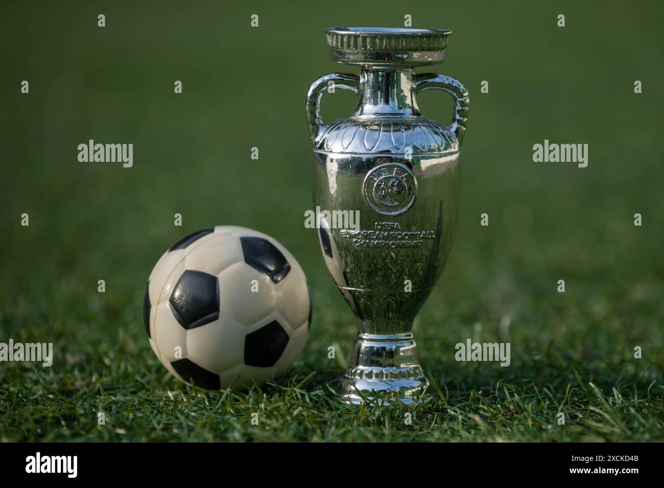 14. Juni 2024, Berlin, Deutschland. Der Pokal der Fußball ...