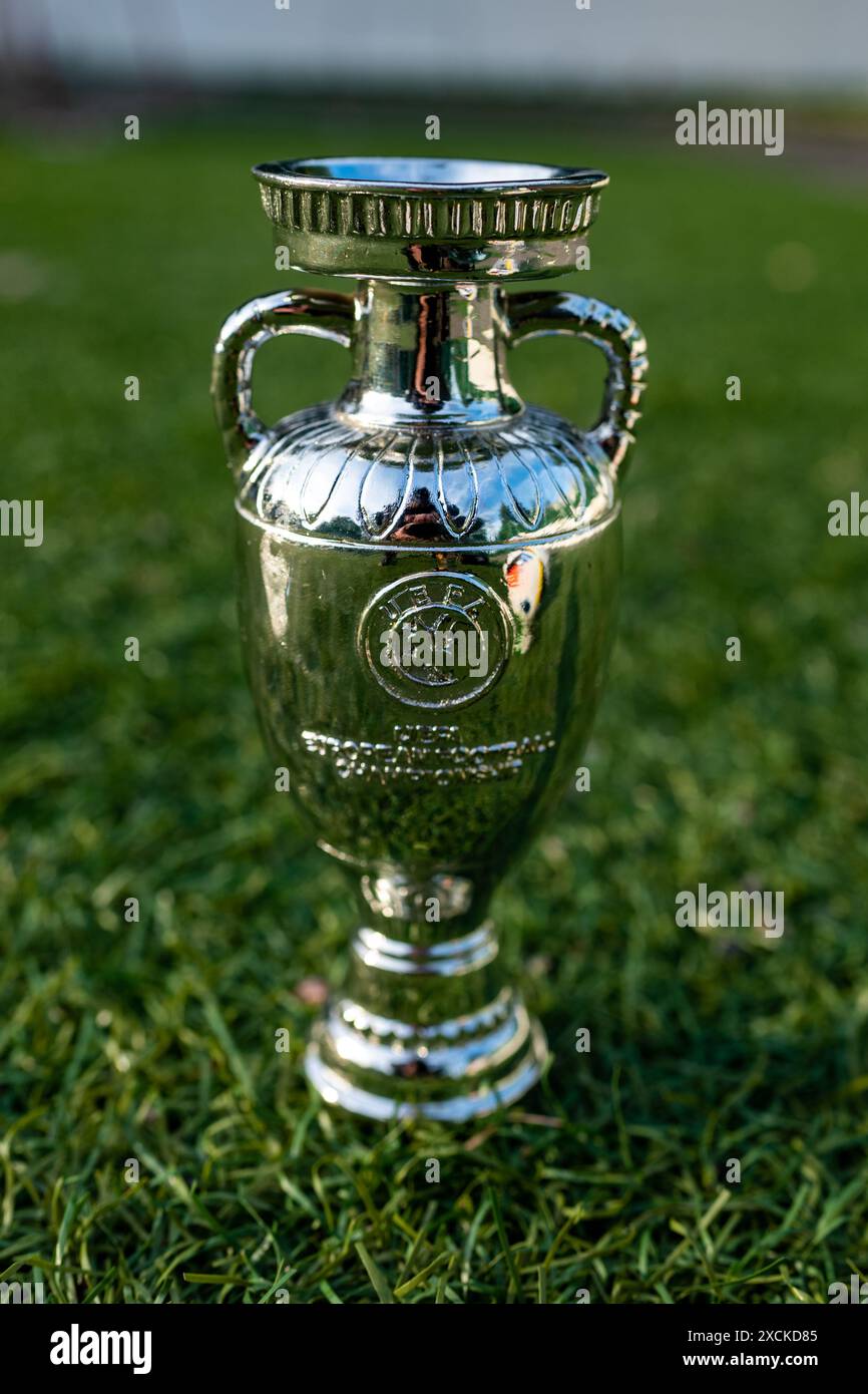 14. Juni 2024, Berlin, Deutschland. Der Pokal der Fußball ...