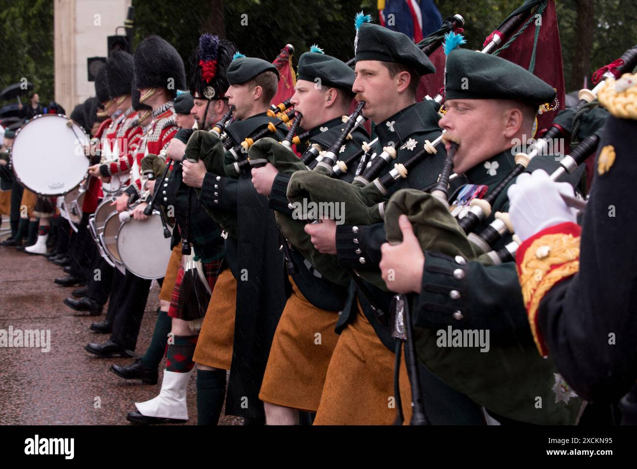 Irish Pipers spielen Dudelsack und Drummers of Irish Guards Marching ...