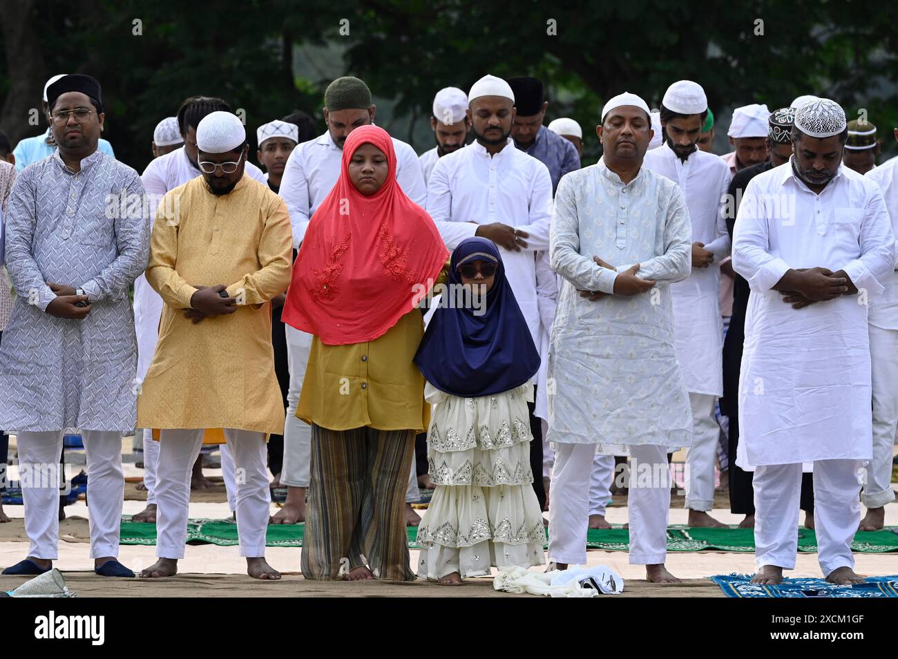 KALKUTTA, INDIEN – 17. JUNI: Muslimische Gläubige geben das Gebet (namaz) anlässlich des Eid-UL ...