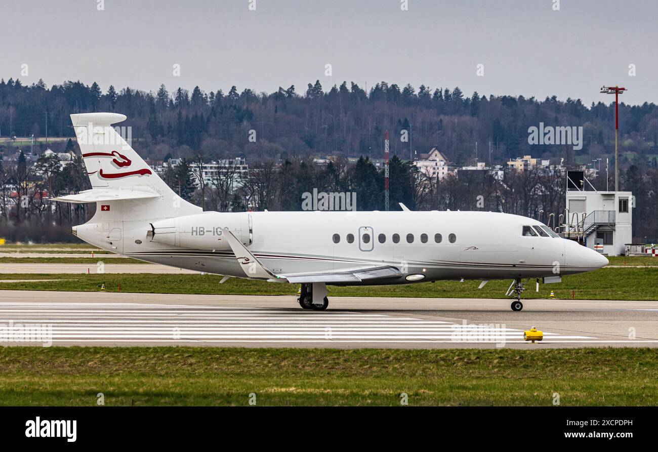 Eine CAT Aviation Falcon 2000LX fährt auf die Start- und Landebahn am ...
