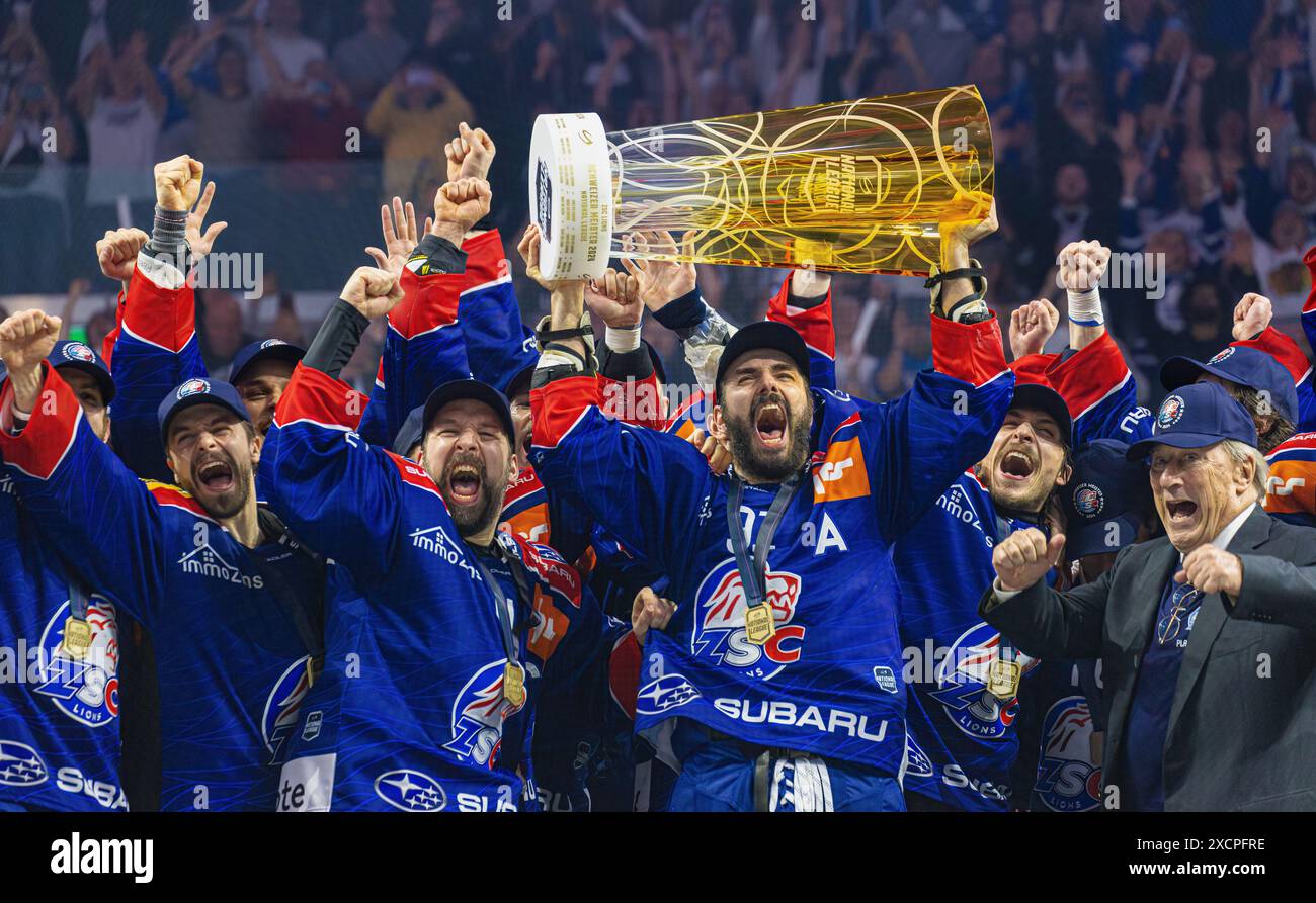 Zürich, Schweiz, 30. April 2024: ZSC Lions Stürmer Denis Hollenstein holt die Trophäe für den ...