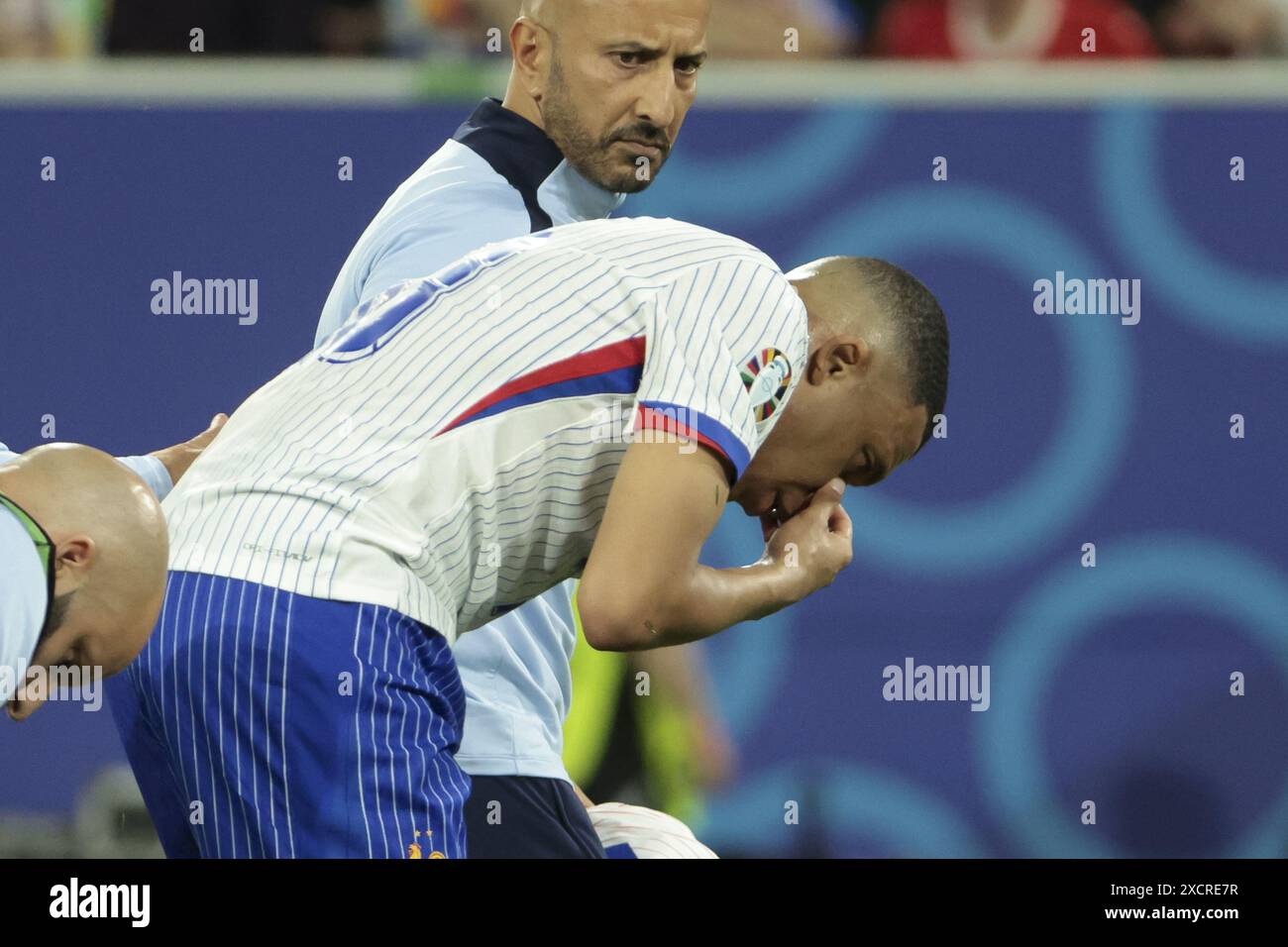 Kylian Mbappe aus Frankreich hat sich beim Fußballspiel der UEFA Euro ...