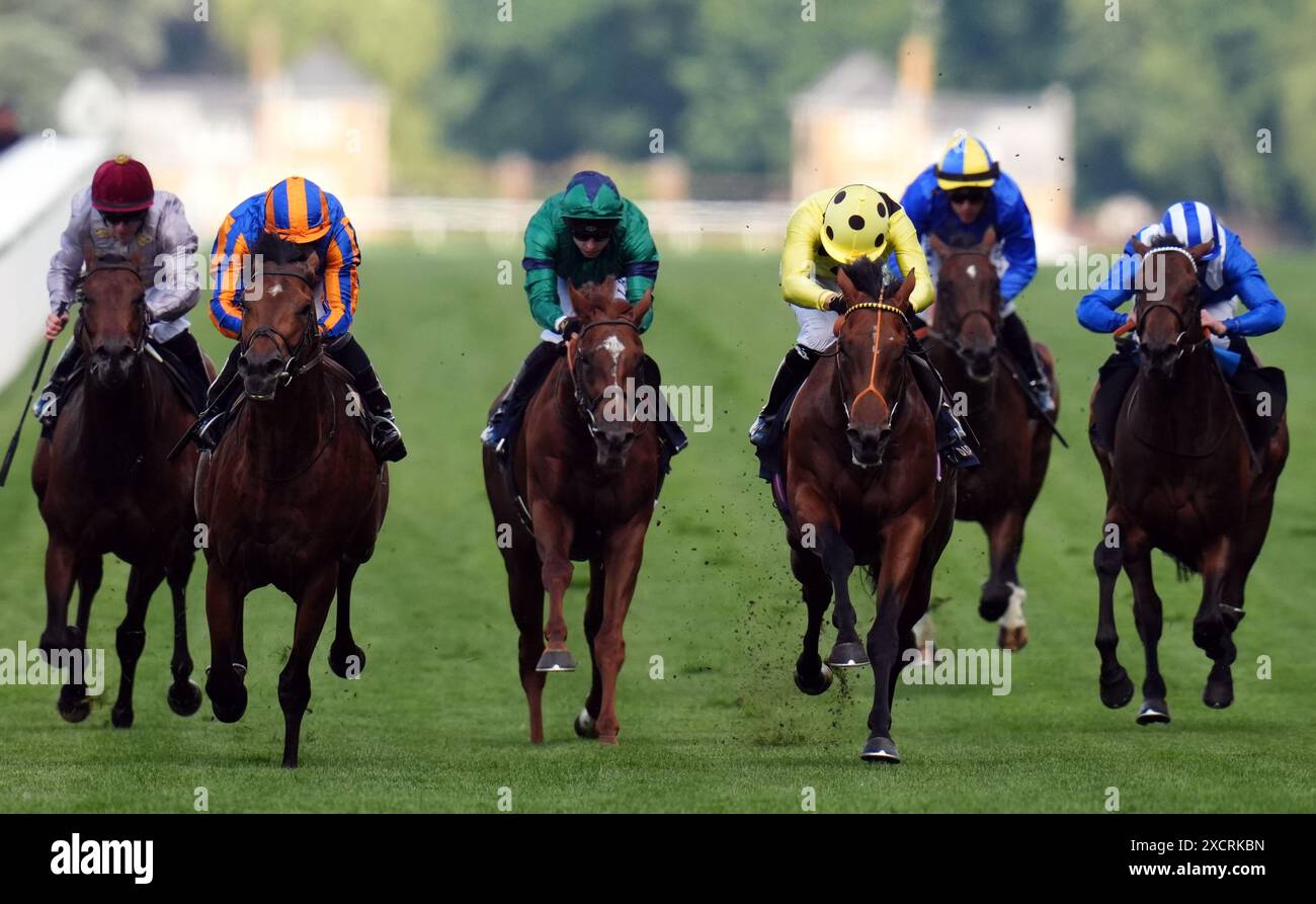 Rosallion wurde von Sean Levey (dritter rechts) auf dem Weg zum Sieg ...