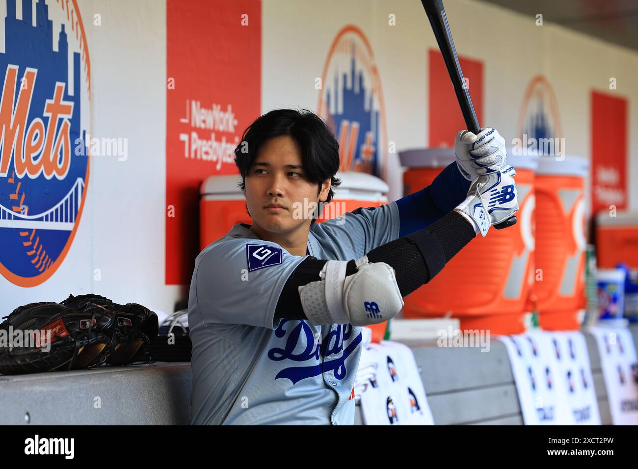Los Angeles Dodgers Shohei Ohtani #17 sitzt im Dugout vor dem ...