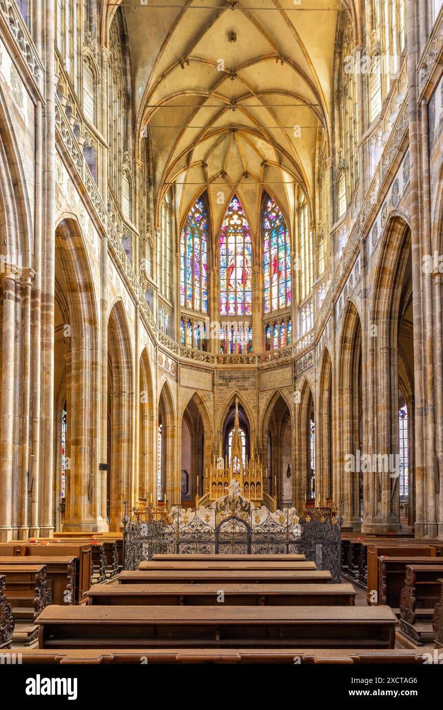 Prag, Tschechische Republik - 25. Juni 2024: Hauptaltar in der ...