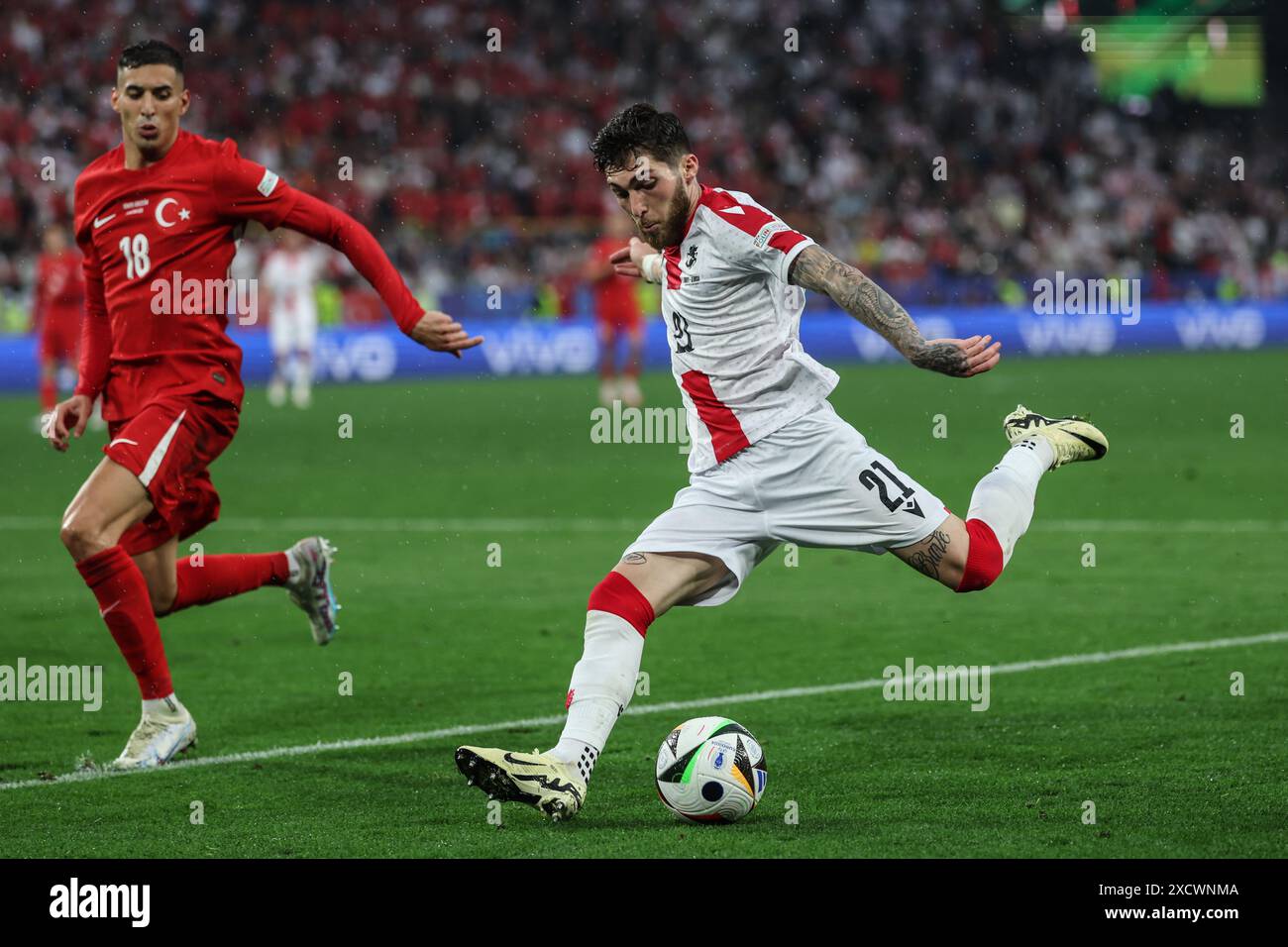 Dortmund. Juni 2024. Giorgi Tsitaishvili (R) aus Georgien schießt am 18 ...
