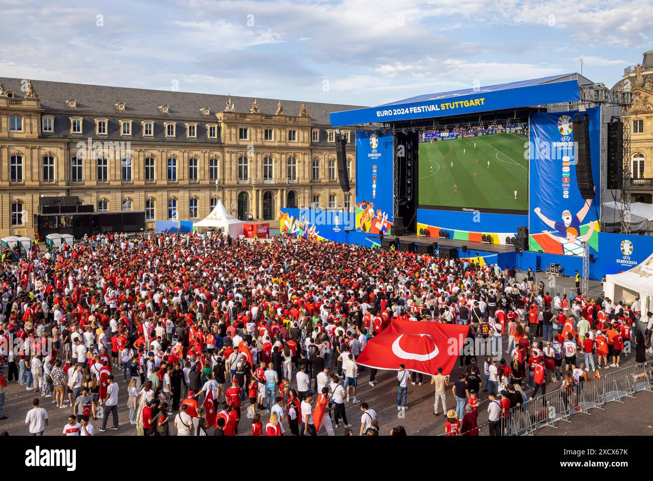 Türkische Fans beim Public Viewing in Stuttgart. Türkei - Georgien 3:1 ...