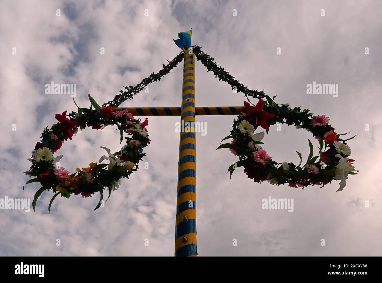 Midsommar bzw Mittsommer Baum. Als Mittsommerfest werden die ...