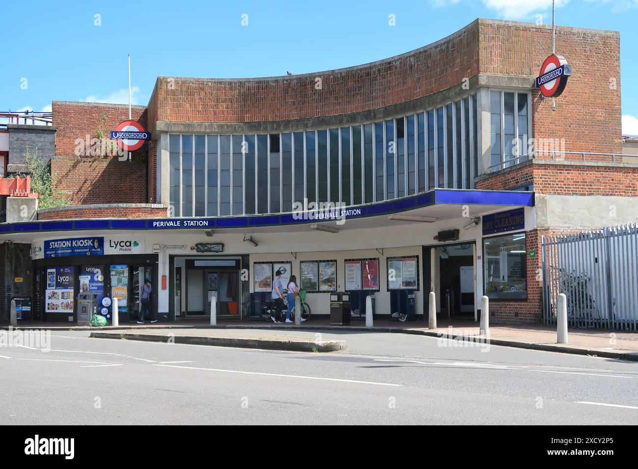 Haupteingang zur U-Bahn-Station Perivale in West-London, Großbritannien ...