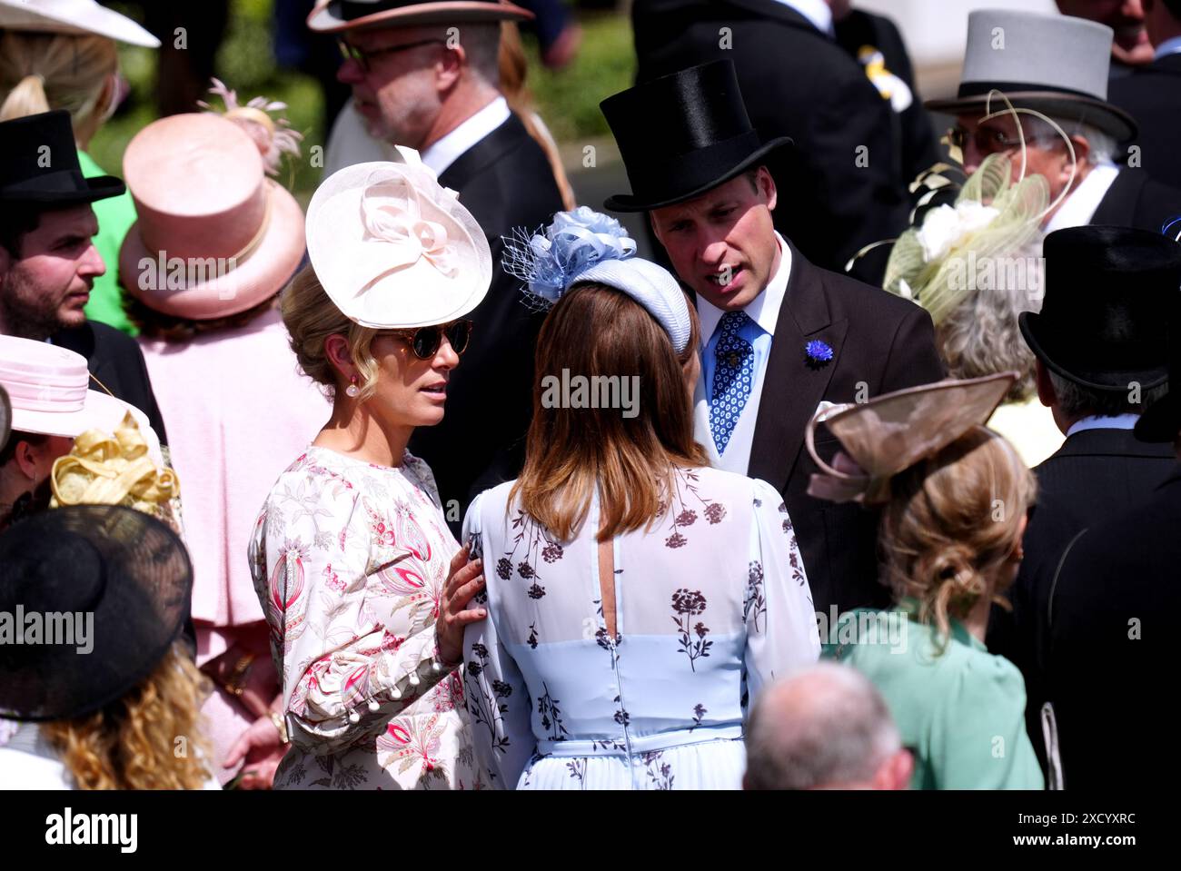 Der Prince of Wales spricht mit Carole Middleton und Zara Tindall am ...