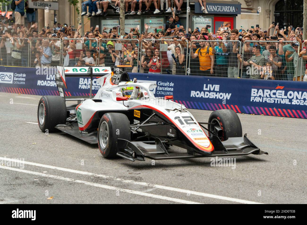 Barcelona, Spanien. Juni 2024. Sportwagen und Formel-1-Autos fahren auf der F1-Roadshow am ...