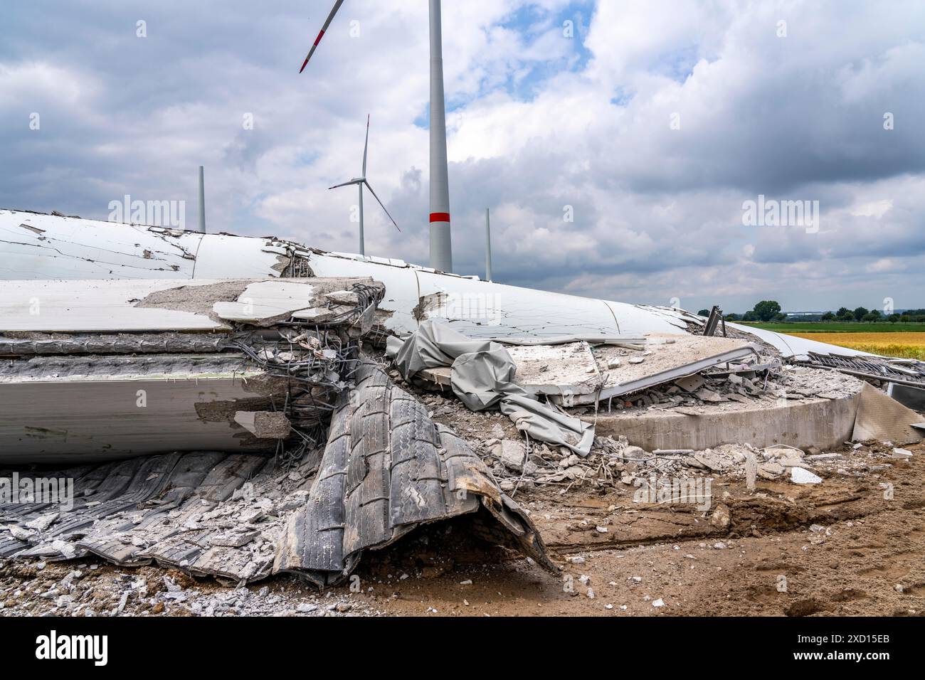 Abgerissener Turm einer 20 Jahre alten Windkraftanlage, im Windpark ...