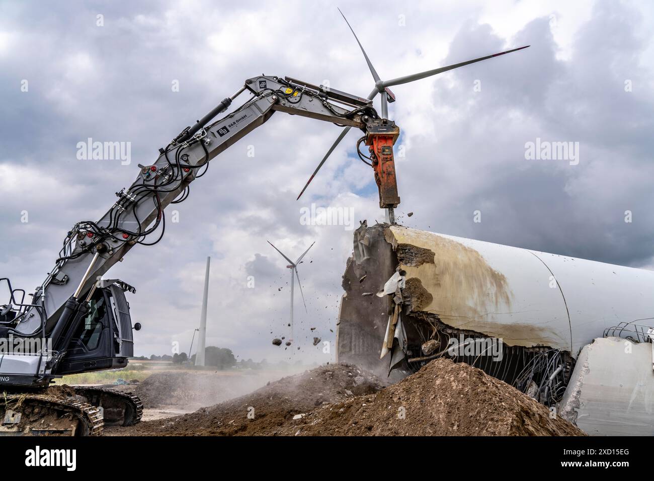 Abgerissener Turm einer 20 Jahre alten Windkraftanlage, im Windpark ...