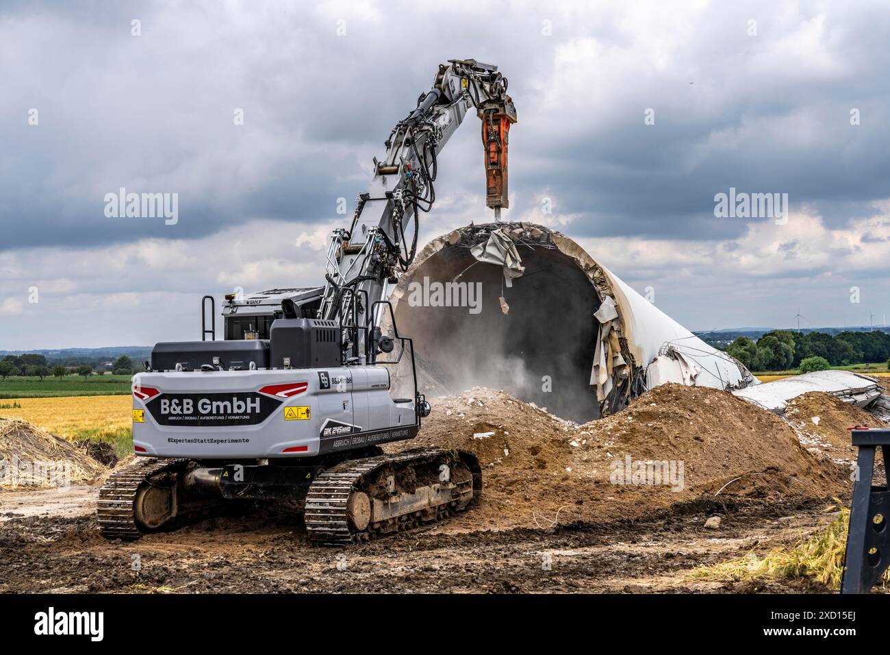 Abgerissener Turm einer 20 Jahre alten Windkraftanlage, im Windpark ...