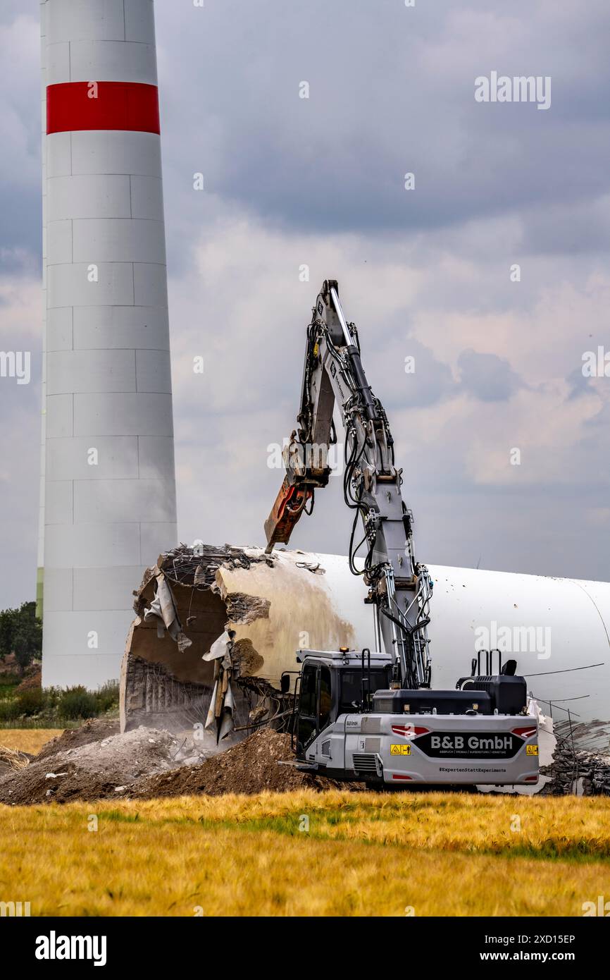 Abgerissener Turm einer 20 Jahre alten Windkraftanlage, im Windpark ...