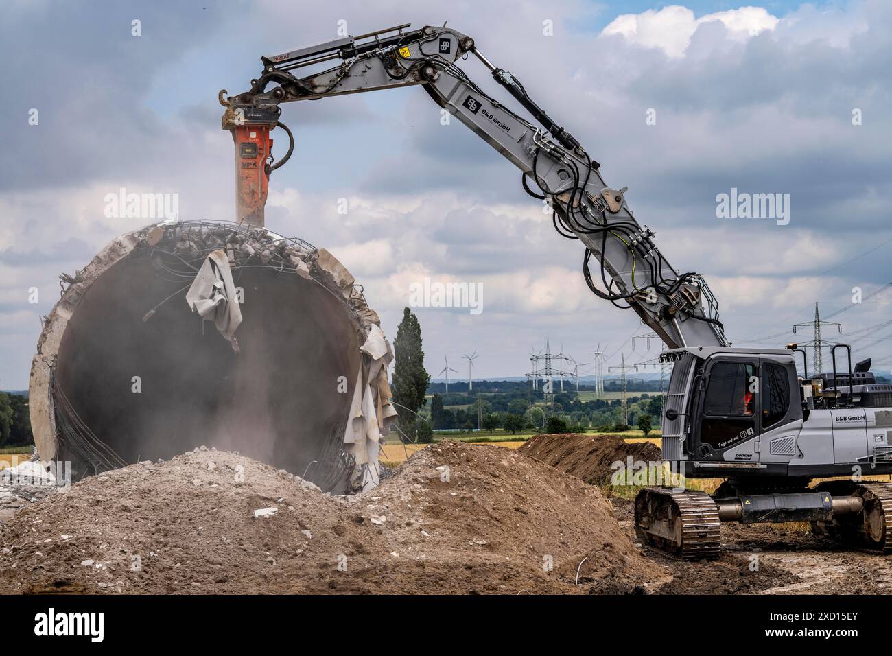 Abgerissener Turm einer 20 Jahre alten Windkraftanlage, im Windpark ...