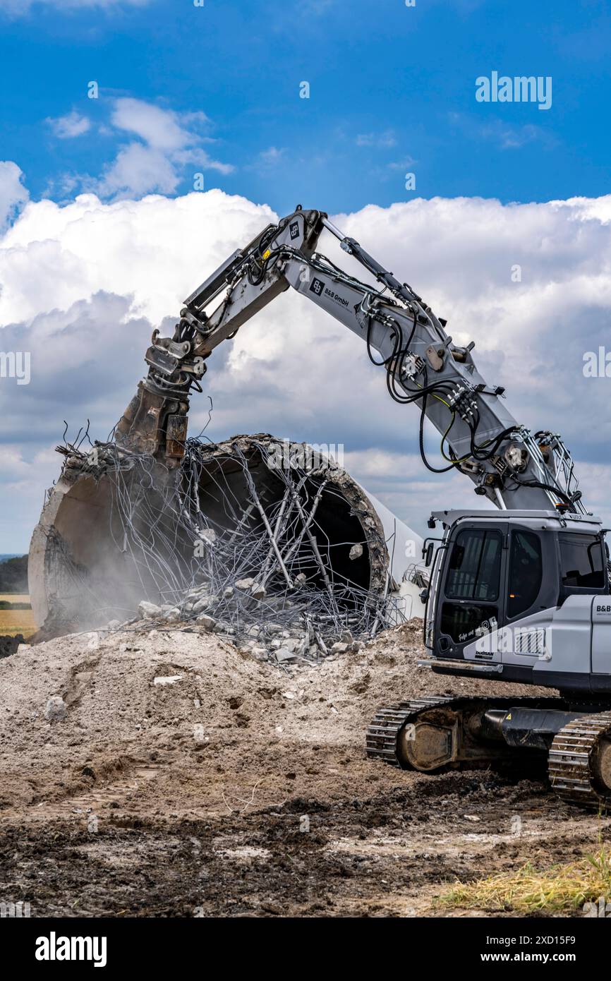 Abgerissener Turm einer 20 Jahre alten Windkraftanlage, im Windpark ...