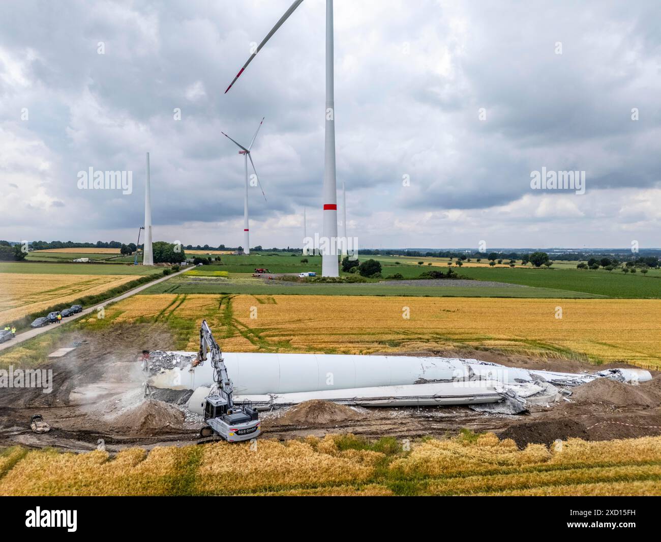 Abgerissener Turm einer 20 Jahre alten Windkraftanlage, im Windpark ...