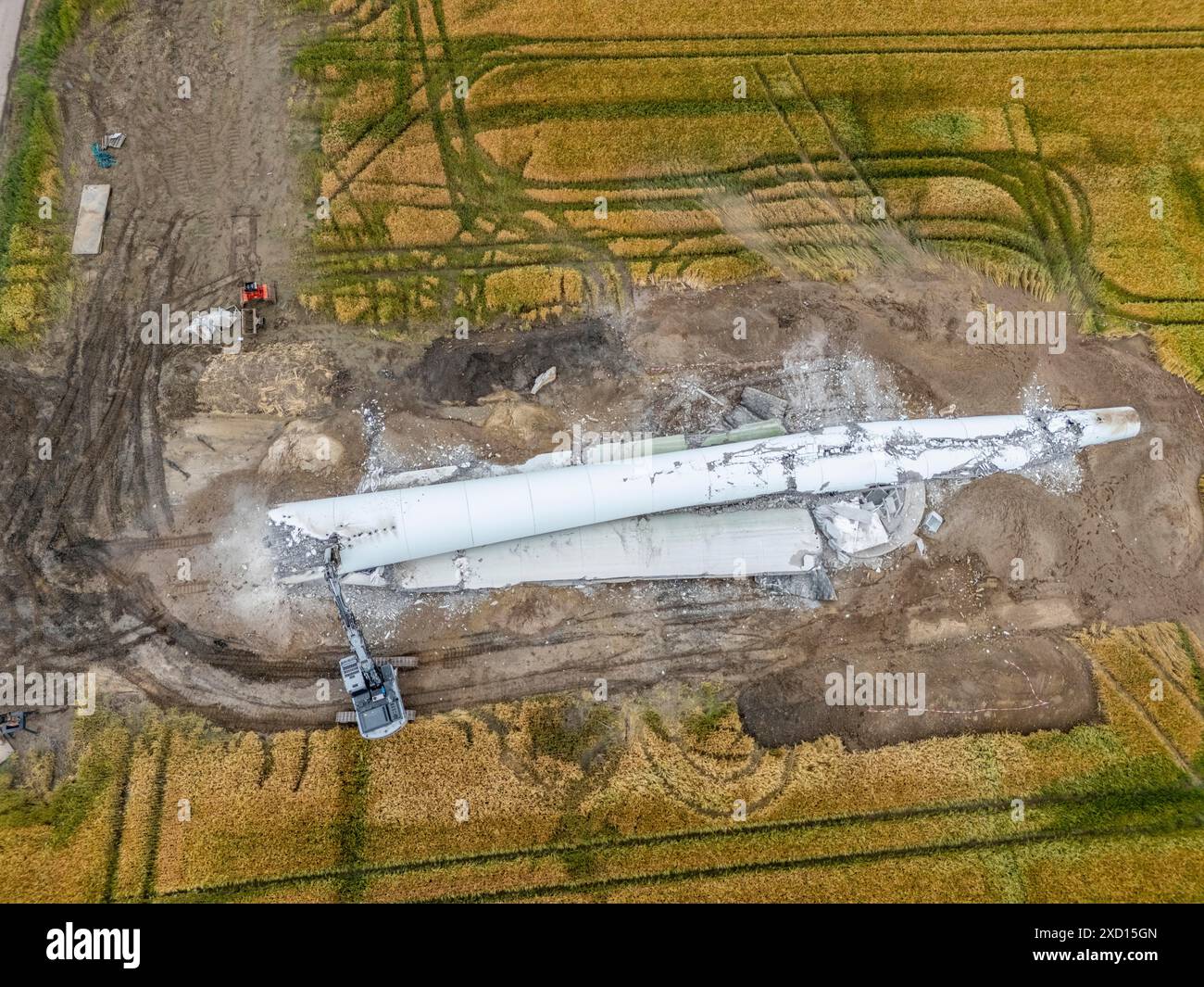 Abgerissener Turm einer 20 Jahre alten Windkraftanlage, im Windpark ...