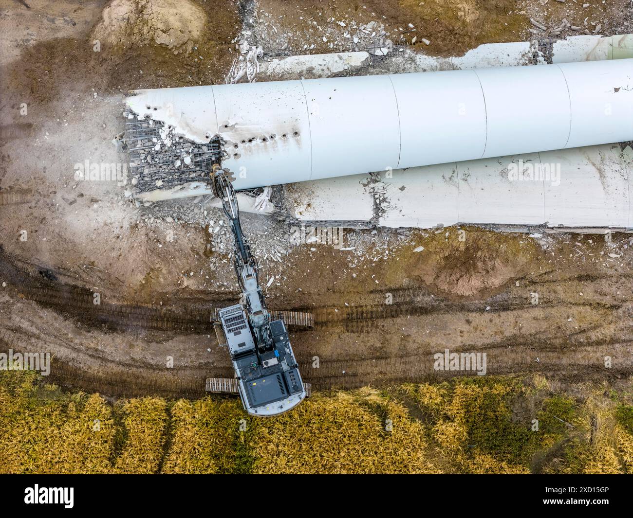 Abgerissener Turm einer 20 Jahre alten Windkraftanlage, im Windpark ...