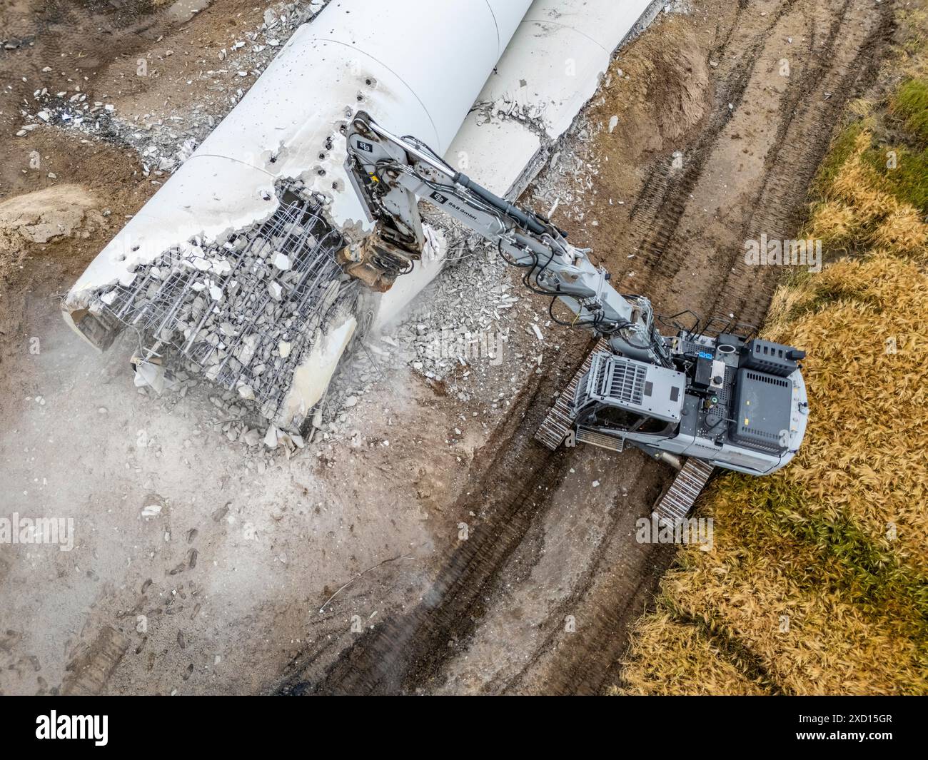 Abgerissener Turm einer 20 Jahre alten Windkraftanlage, im Windpark ...