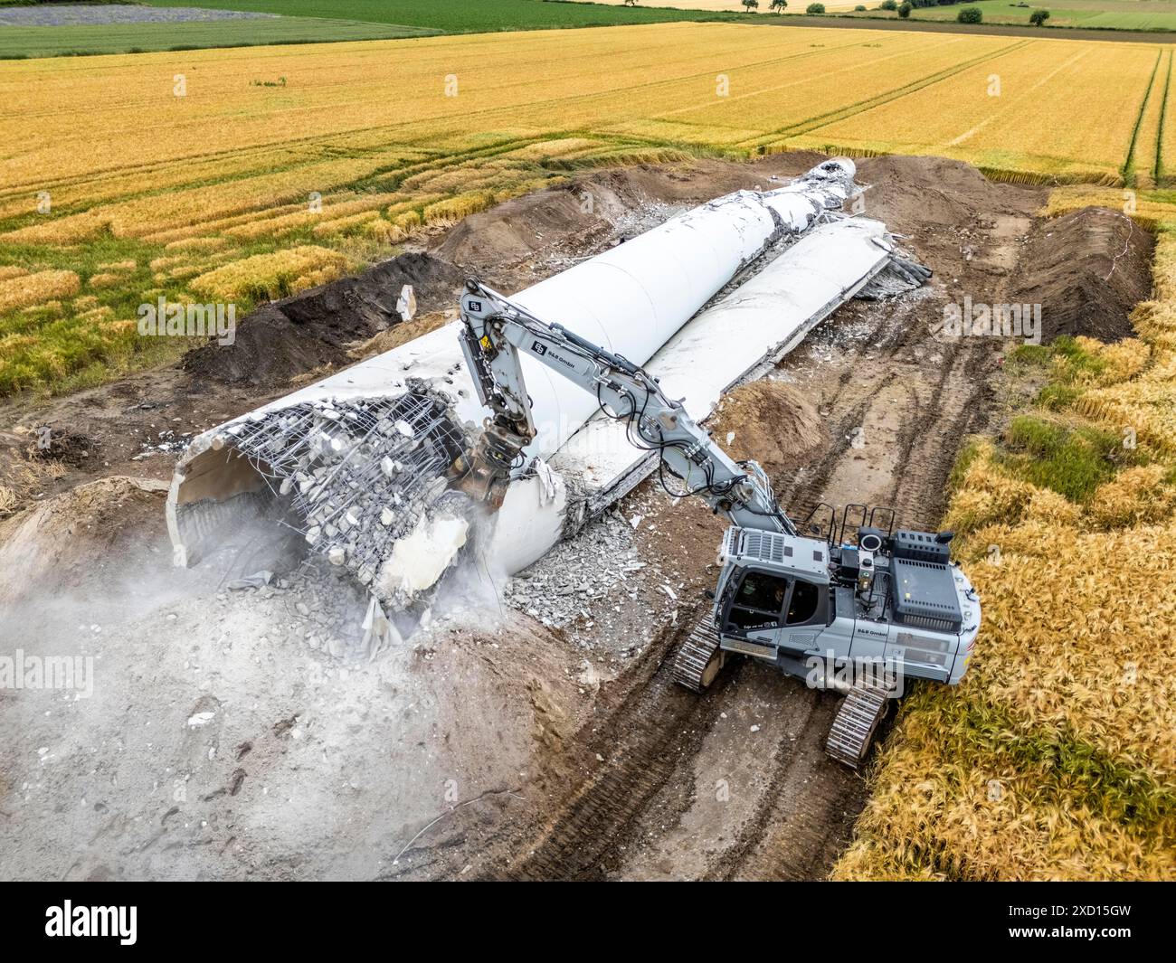 Abgerissener Turm einer 20 Jahre alten Windkraftanlage, im Windpark ...