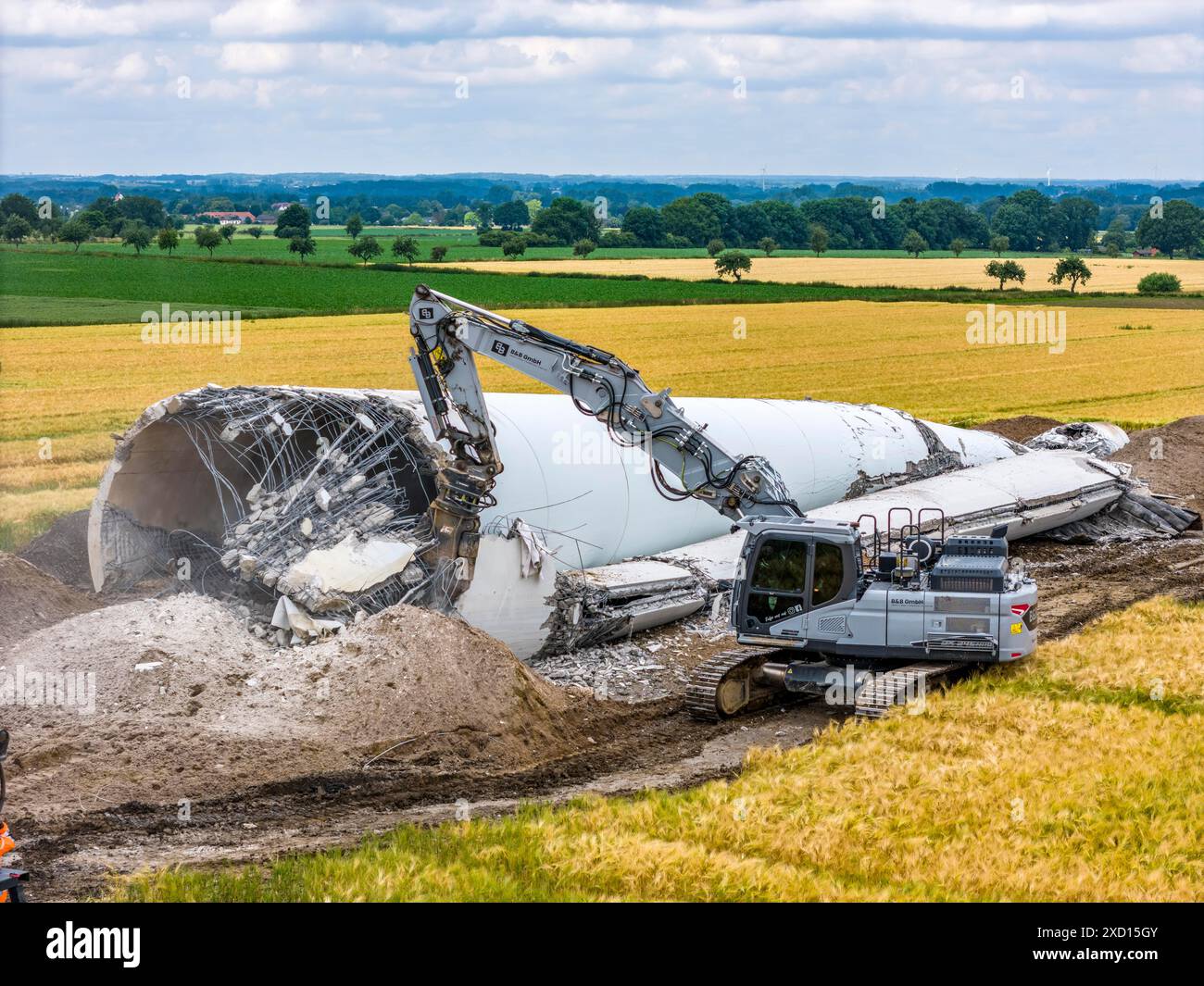Abgerissener Turm einer 20 Jahre alten Windkraftanlage, im Windpark ...