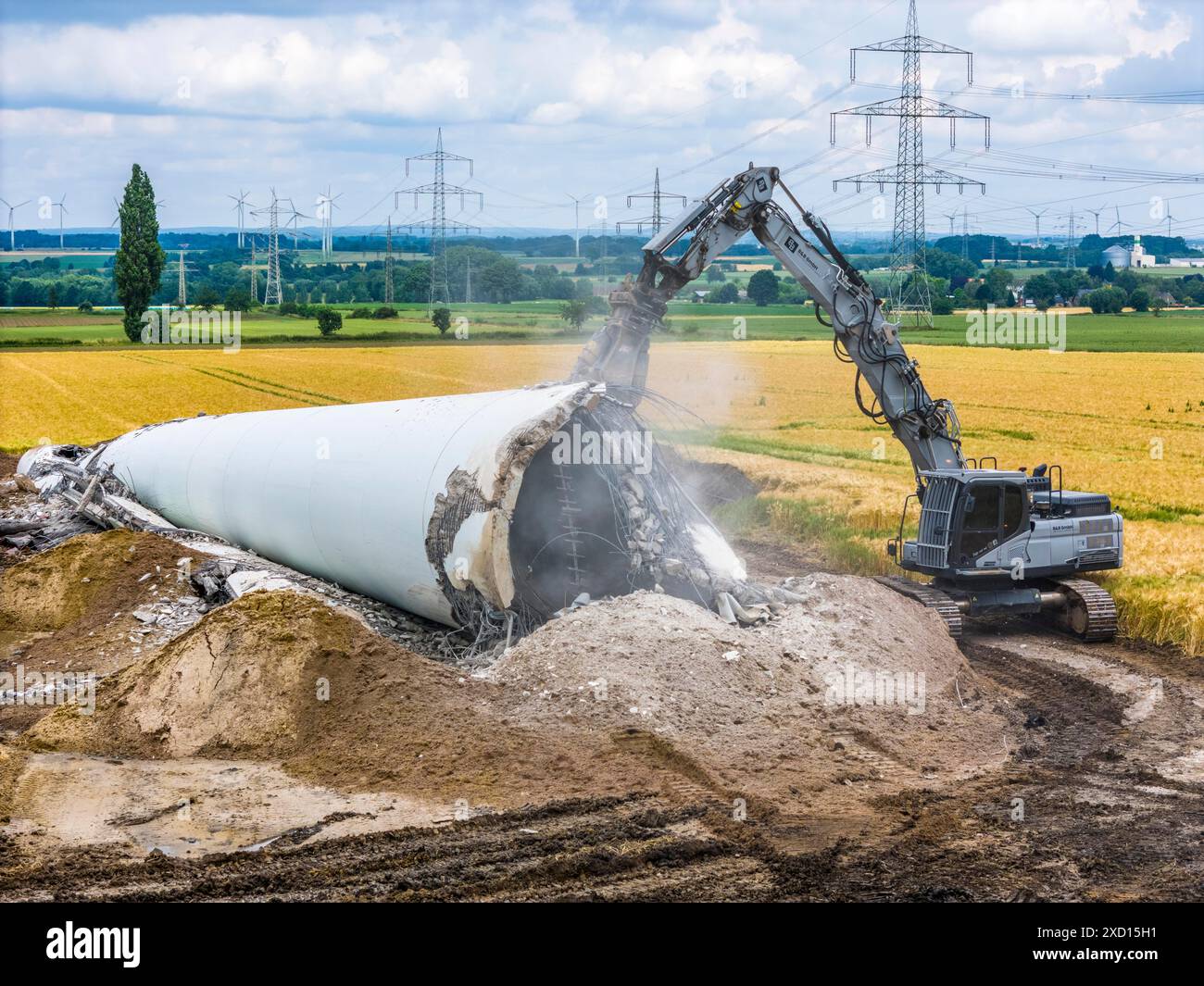 Abgerissener Turm einer 20 Jahre alten Windkraftanlage, im Windpark ...