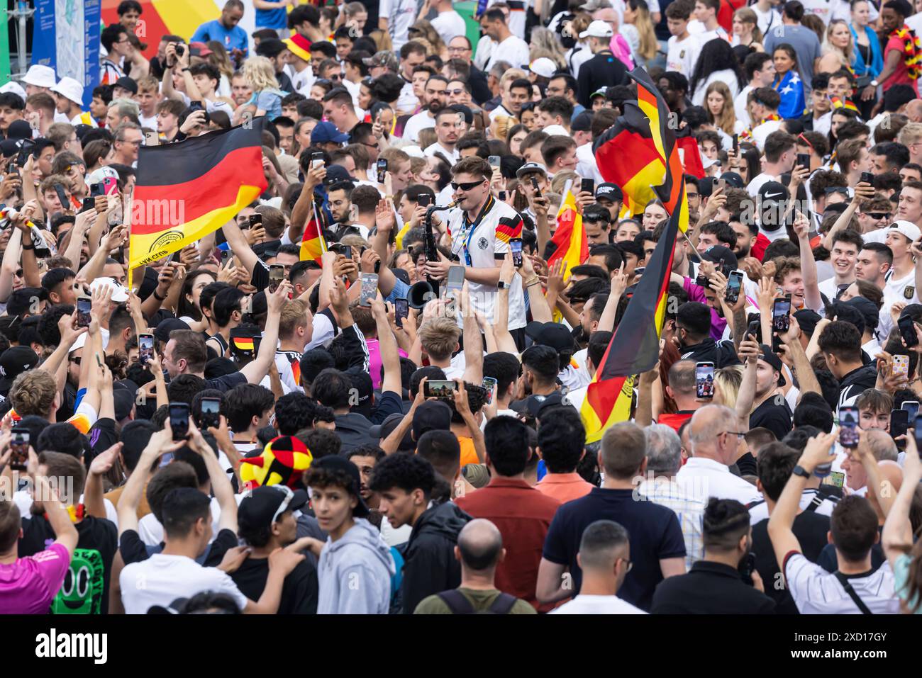 Public Viewing in Stuttgart unter dem Motto: Die ganze Stadt ein ...