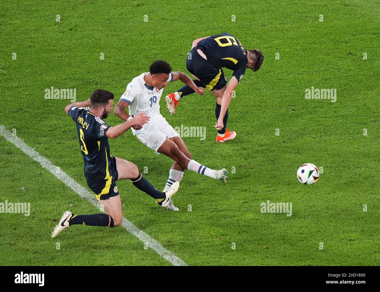 Schottlands Kieran Tierney (rechts) trifft sich verletzt, als Dan Ndoye ...