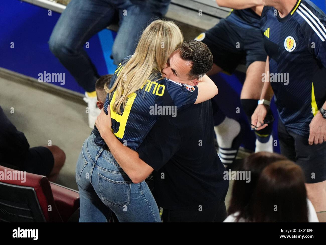 Schottlands Lawrence Shankland mit seiner Verlobten Nicole Curran, in ...