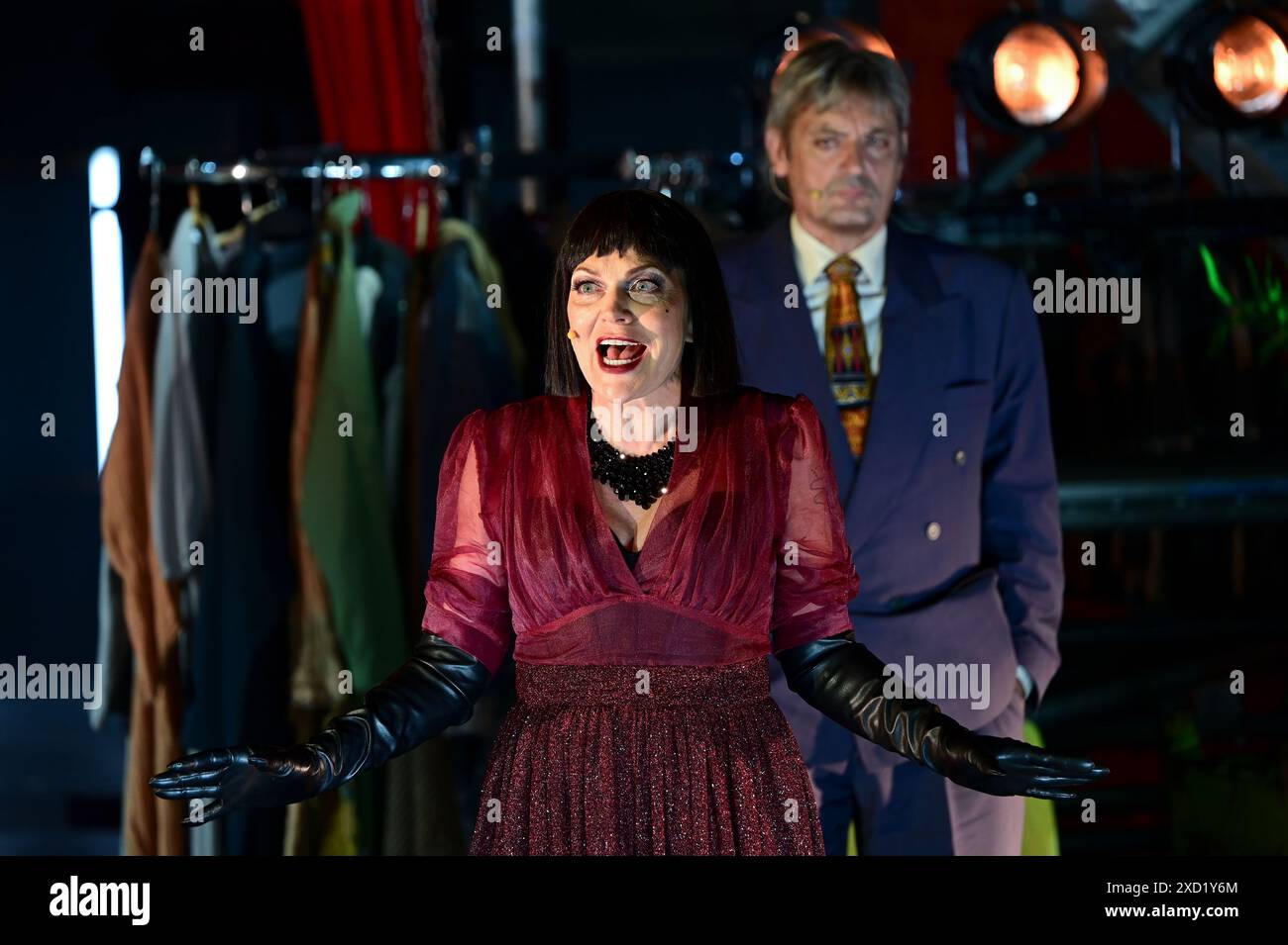 Bad Hersfeld, Deutschland. Juni 2024. Schauspielerin Anna Loos (links ...