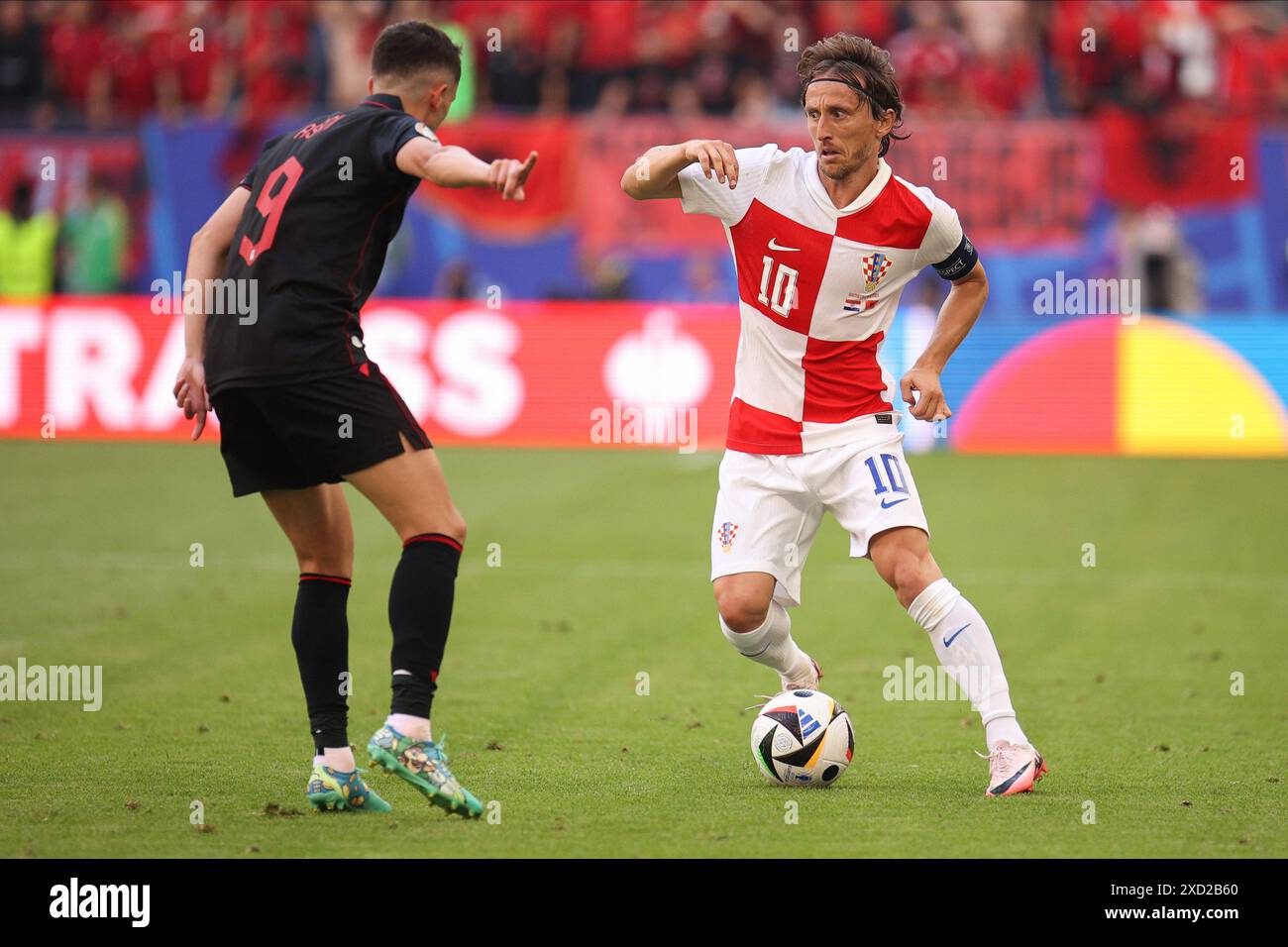 Hamburg, Deutschland. Juni 2024. Luka Modri? (R) von Kroatien und Jasir Asani (L) von Albanien ...