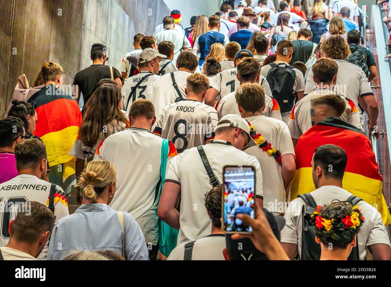 Fußballfans mit DFB Heimtrikots und Deutschlandfahnen auf dem Weg zur ...