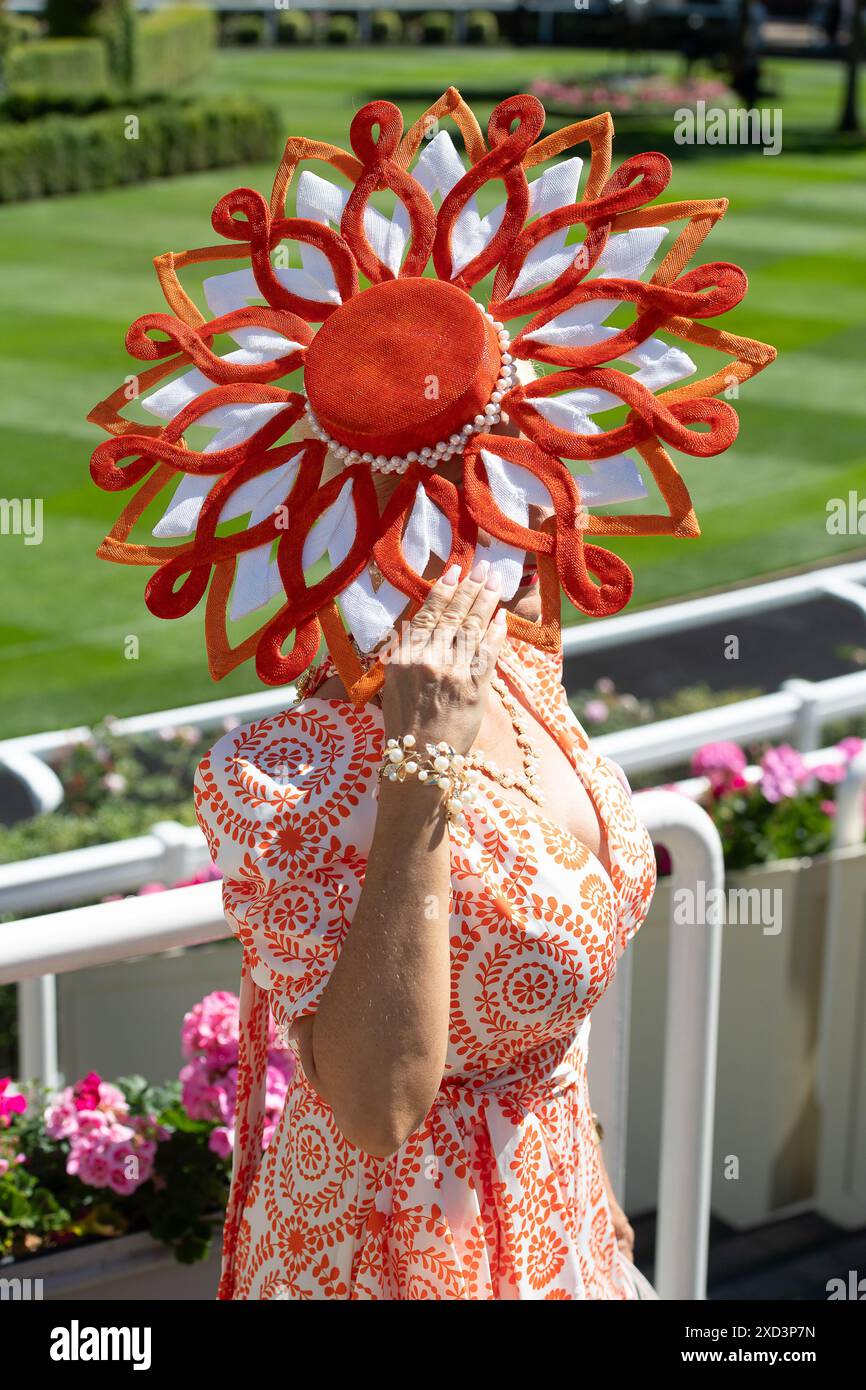 Ascot, Großbritannien. Juni 2024. Rachel Ellis Oates trägt einen ...