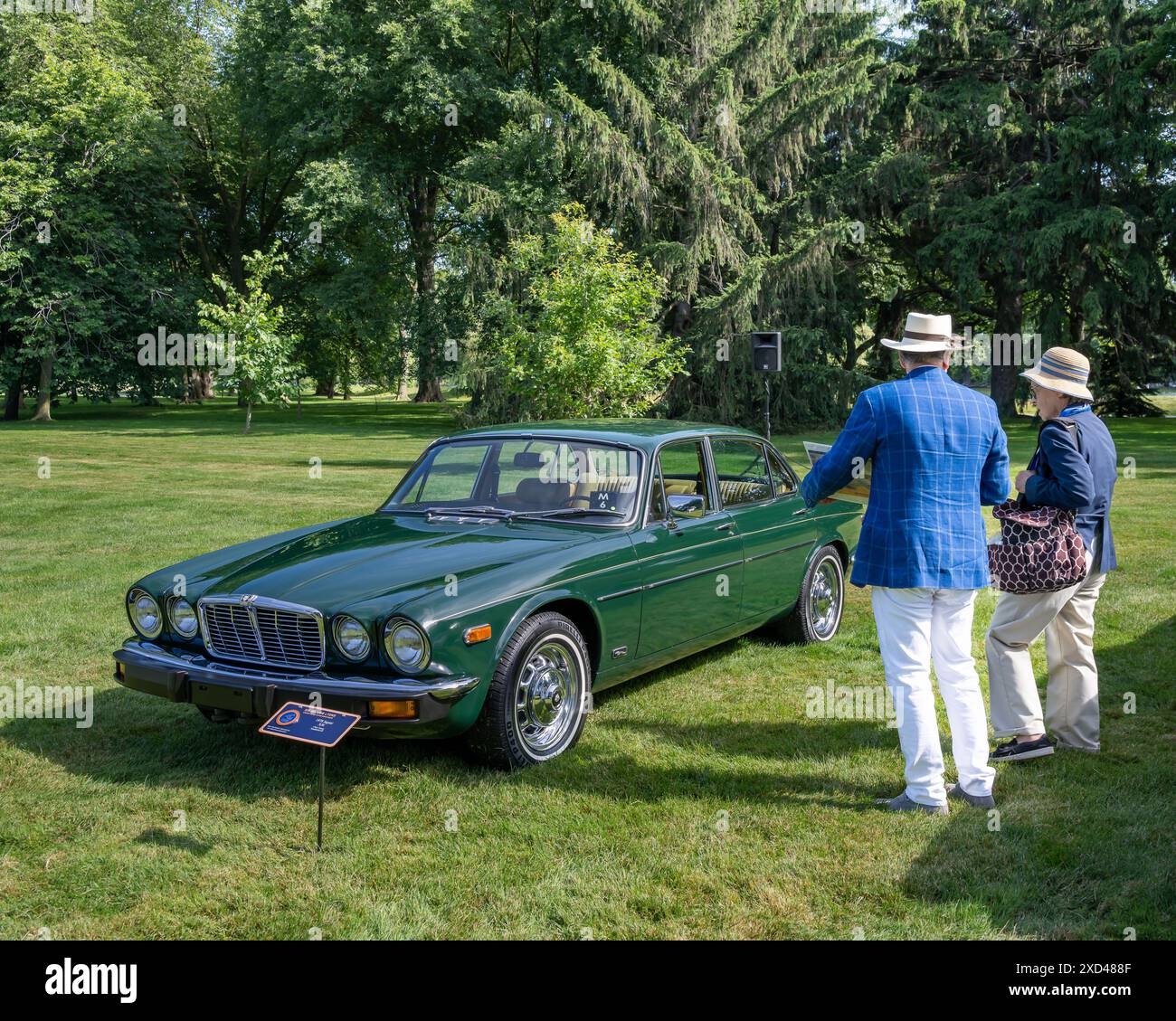 GROSSE POINTE SHORES, MI/USA - 16. JUNI 2024: Richter und ein Jaguar ...