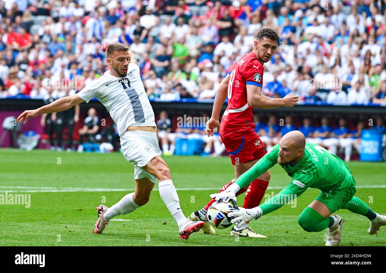 Jan Mlakar Slovenia und Torwart Predrag Rajkovic Serbia im Zweikampf ...